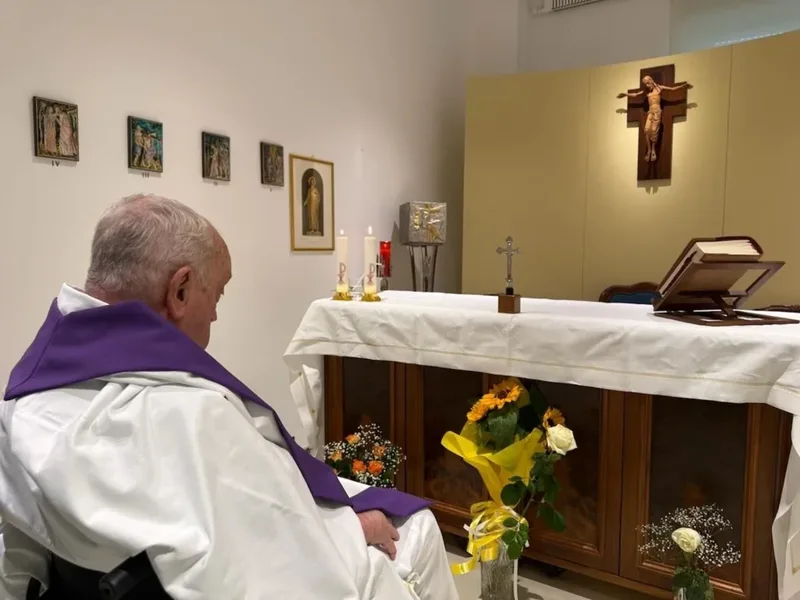 Vatikani publikon foton e Papa Françeskut, imazhi i parë që nga shtrimi ... Vatikani publikon foton e Papa Françeskut, imazhi i parë që nga shtrimi ...
